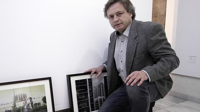 Fernando Roldán, en su nueva galería, junto a las fotos de Laura León ...