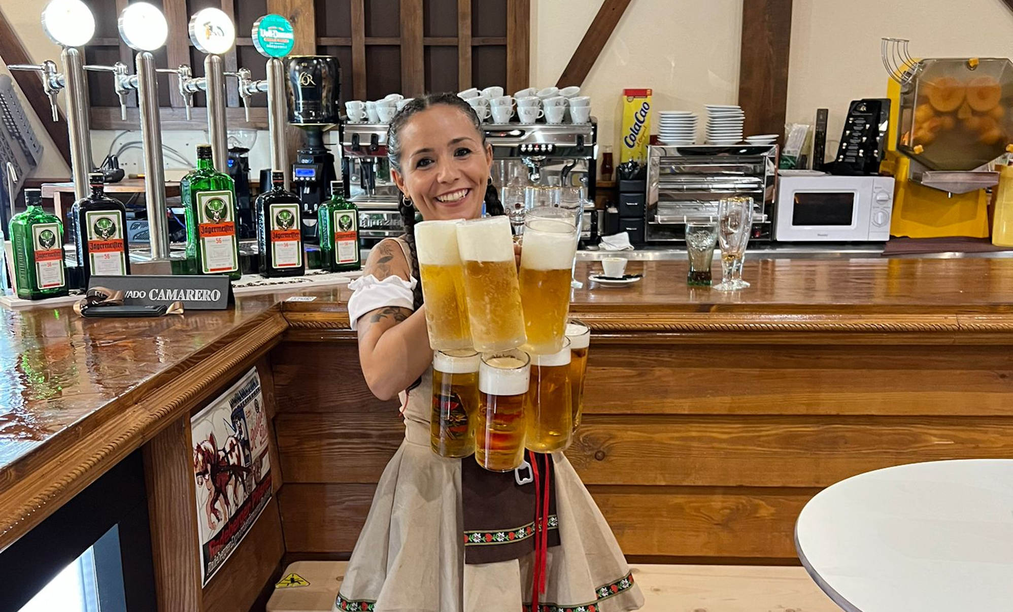 Una verdadera taberna alemana para celebrar el Oktoberfest en Sevilla ...