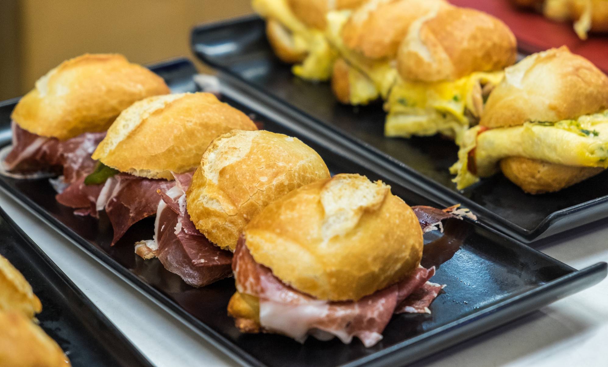 Sabrosos montaditos de Sevilla para celebrar el Día Mundial del Pan ...