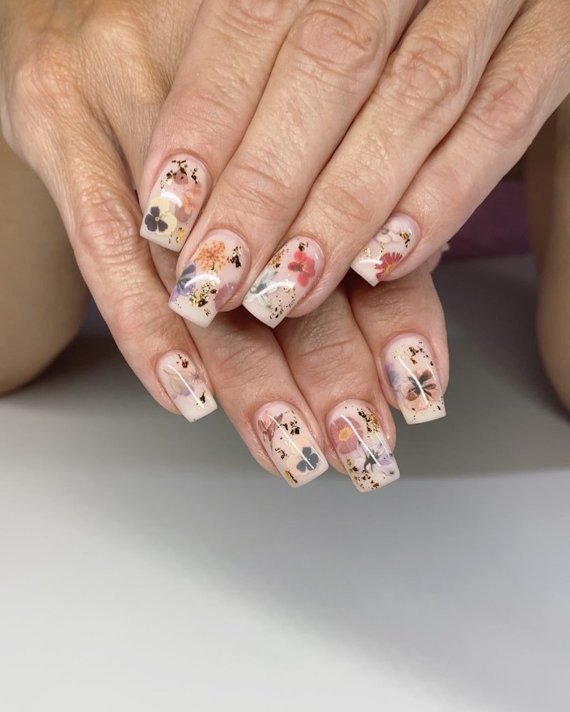 Uñas «milk bath»: la alucinante manicura con flores secas que puedes ...
