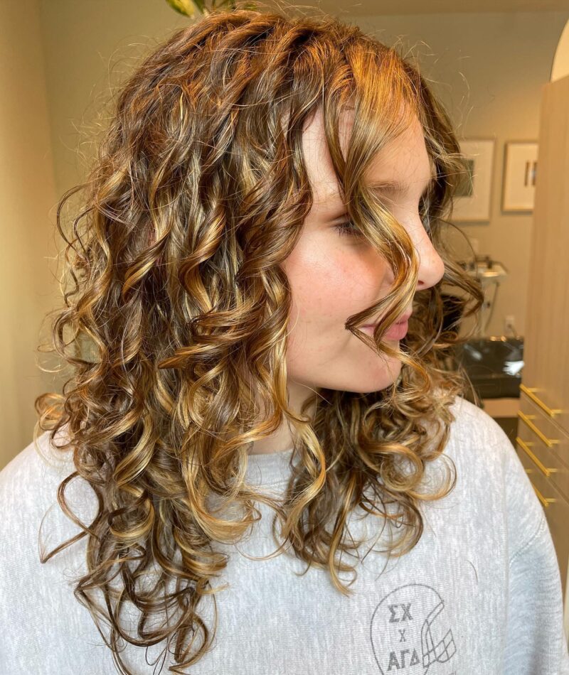 Curlyage: las mechas de moda para pelo rizado más bonitas