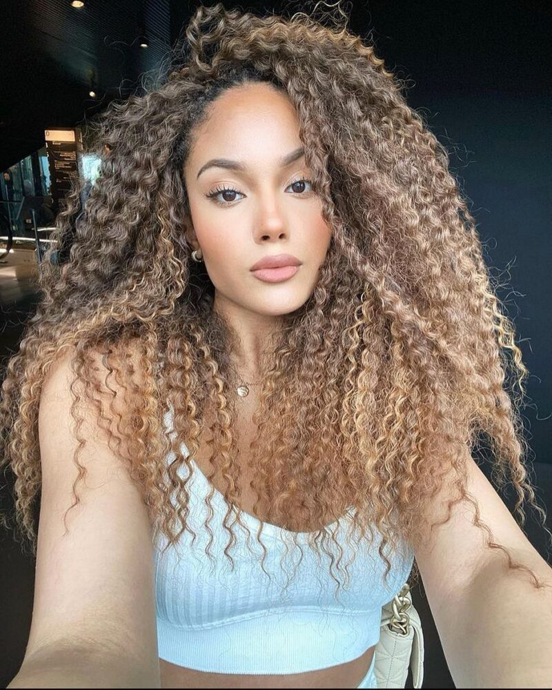 Curlyage: las mechas de moda para pelo rizado más bonitas