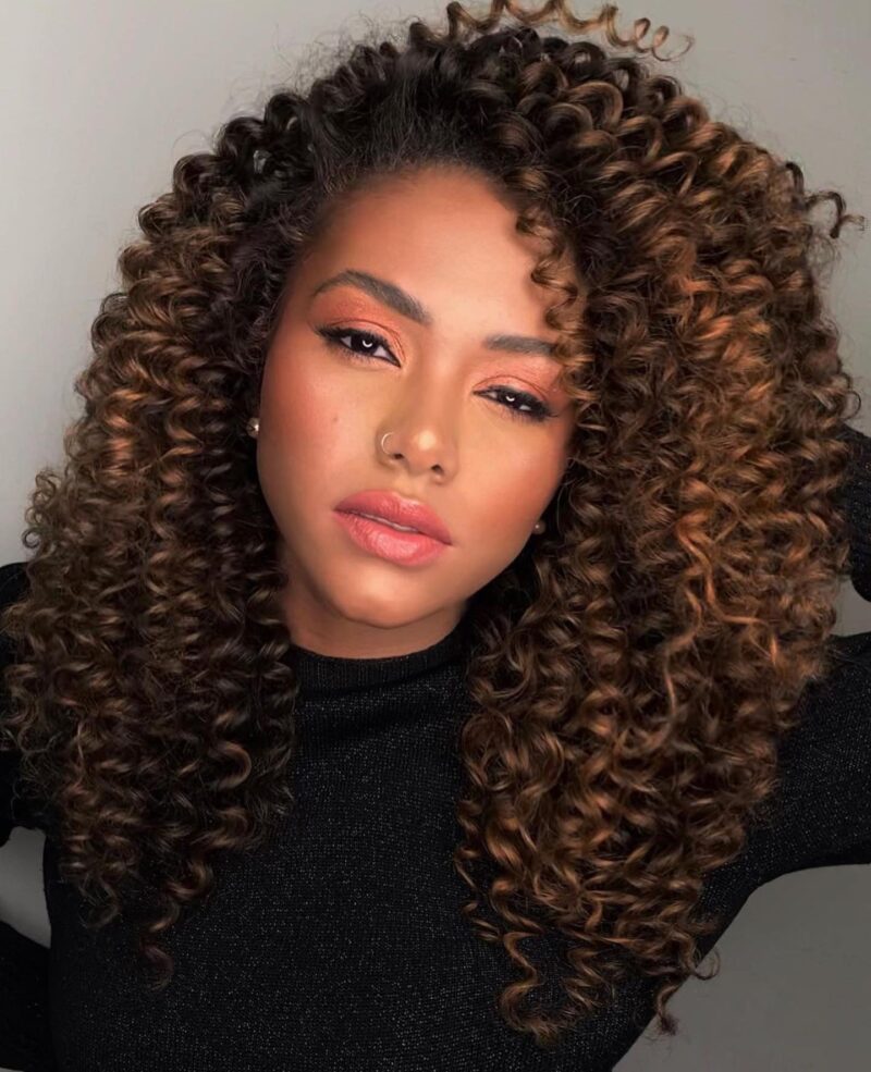 Curlyage: las mechas de moda para pelo rizado más bonitas