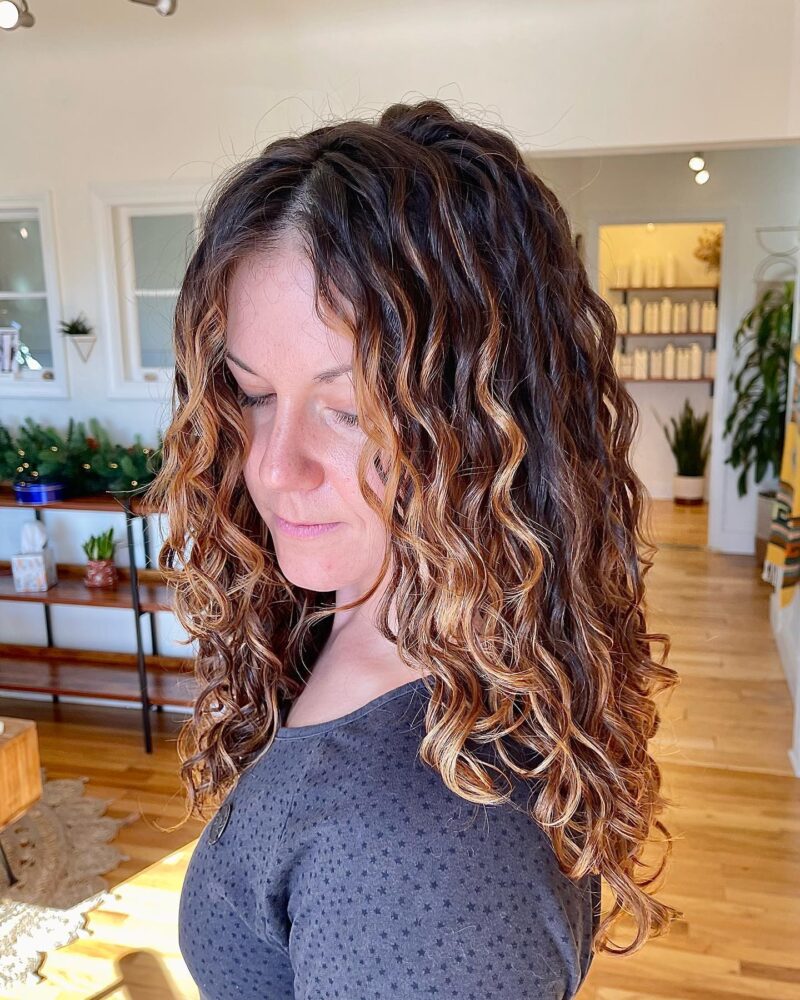 Curlyage: las mechas de moda para pelo rizado más bonitas