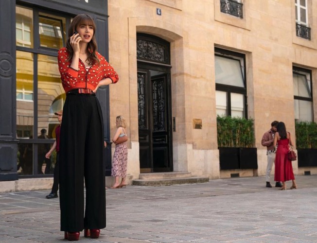 El flequillo del momento es el que lleva «Emily en París» en su tercera ...