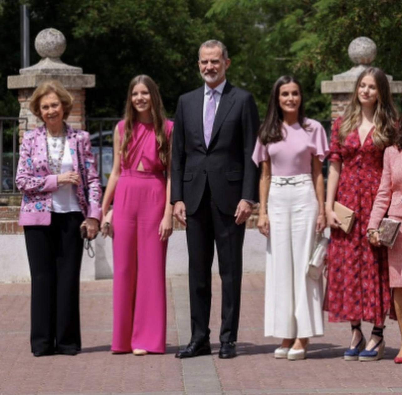 La infanta Sofía elige un look de escote cruzado y abertura delantera ...