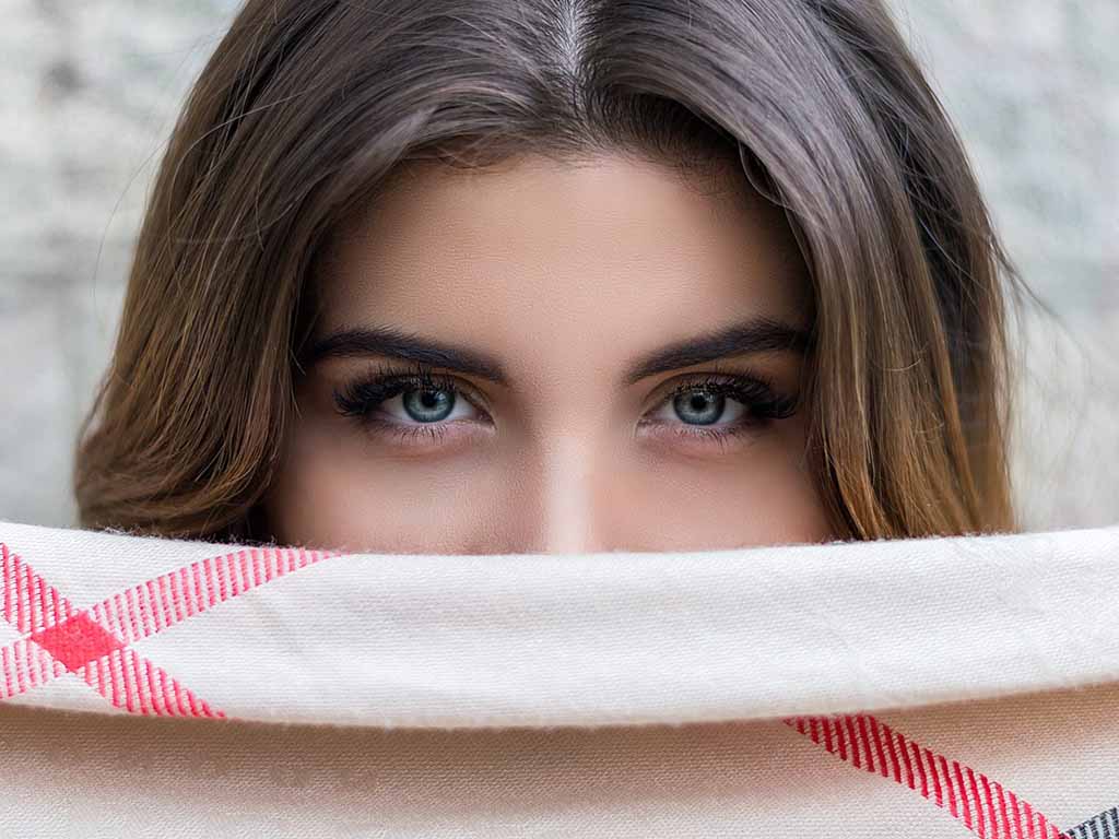 Cómo conseguir las cejas naturales e hiperrealistas que rejuvenecen el ...