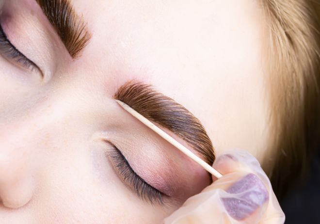 Henna para las cejas: la solución a teñirlas que las deja más naturales