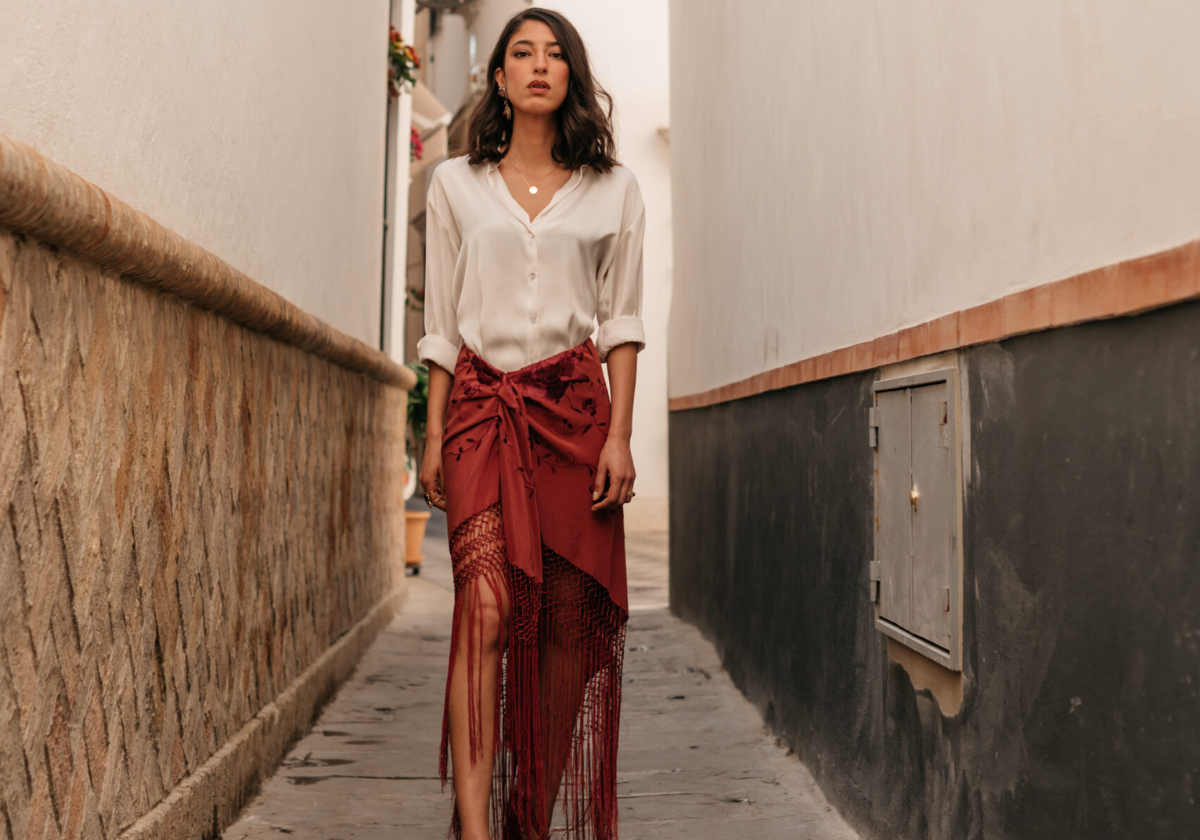 Esta es la marca sevillana que transforma el mantón de manila en una ...